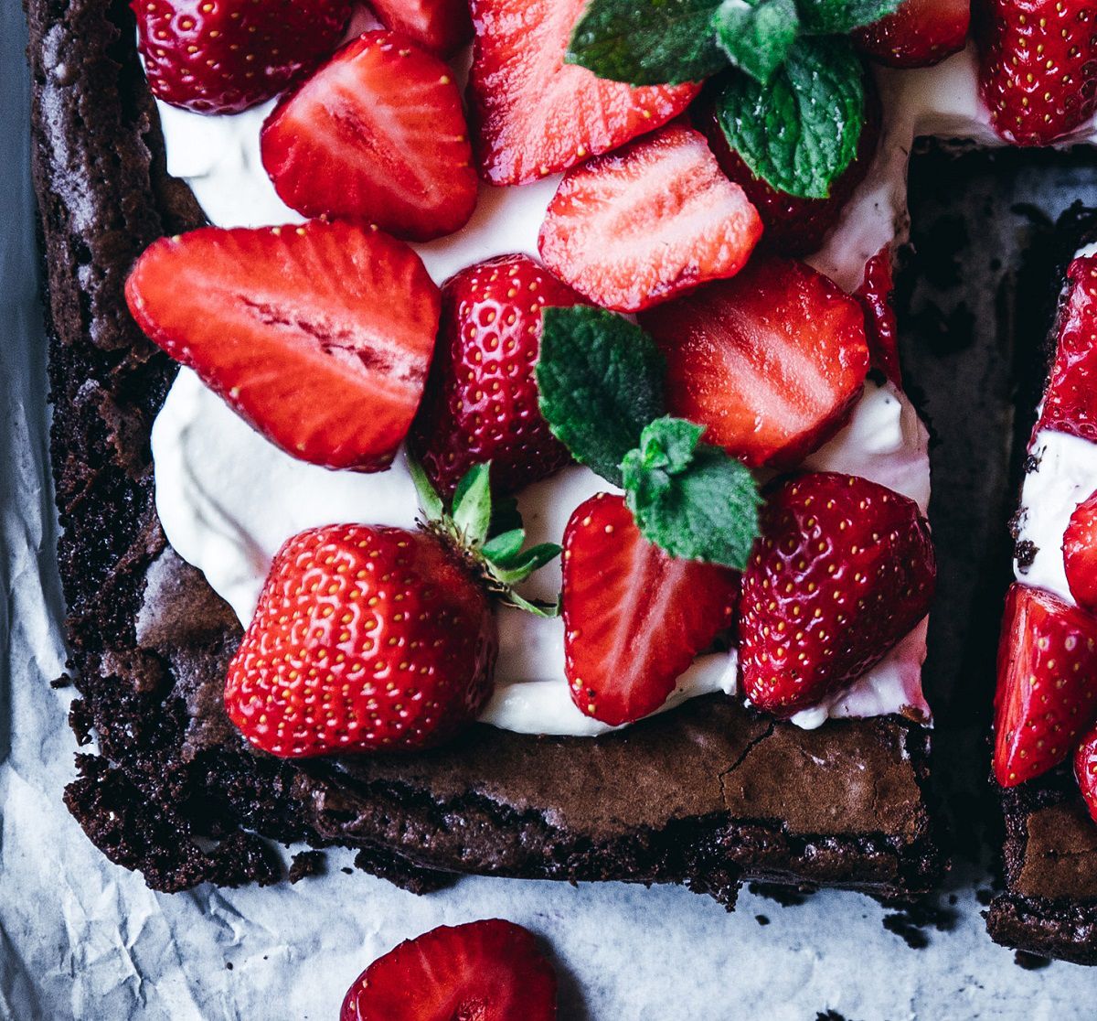 Rezept: Erdbeer-Brownie mit Tonka-Mascarpone Creme | NEFF AT