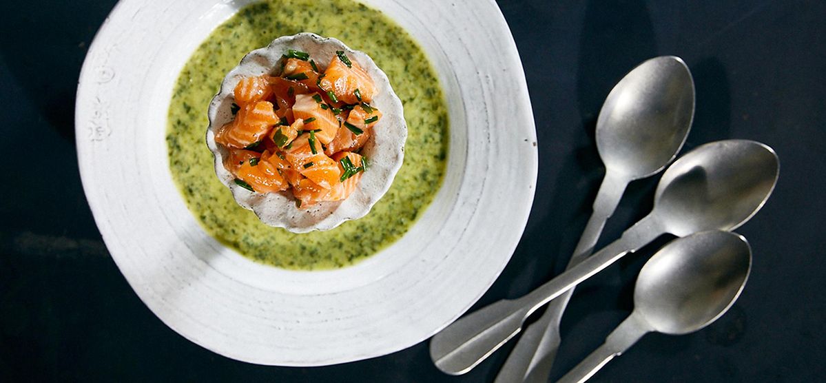 Recipe: Chervil Soup with Salmon Tartare | NEFF