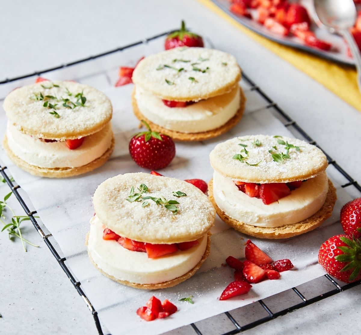 Recept - Mini-sandwiches met ijs, aardbeien en tijm | NEFF